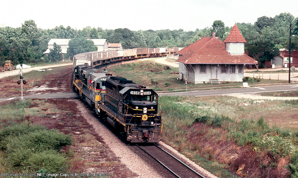 Seaboard Coast Line GP40 #1608, B23-7 #5151 and U33B #1721 lead northbound piggyback train #320 ...